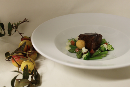 Guanciale di bue, pure di Sorbole e fave di tonka, verdure saltate ...