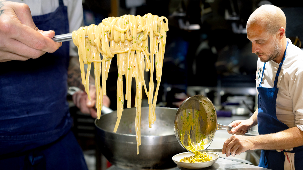 La pasta in uno dei più iconici ristoranti italiani di Parigi con ...